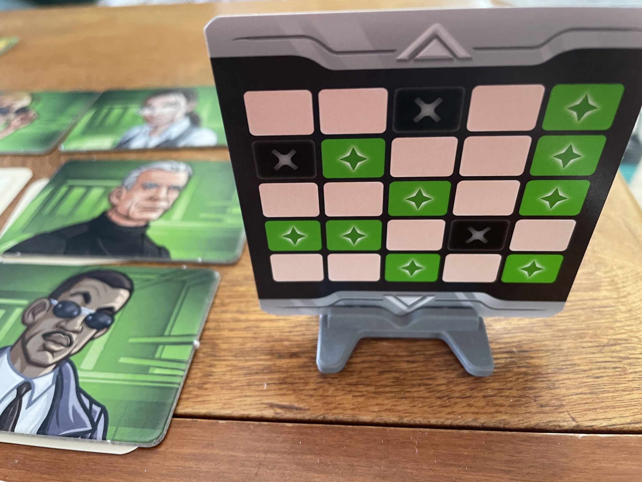 Review – Codenames Duet (2025) - Geeks Under Grace
